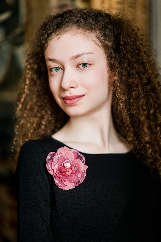 Portraits d'Arielle Beck, jeune prodige de la musique classique ...