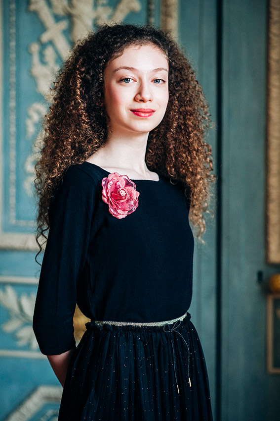 Portraits d'Arielle Beck, jeune prodige de la musique classique ...
