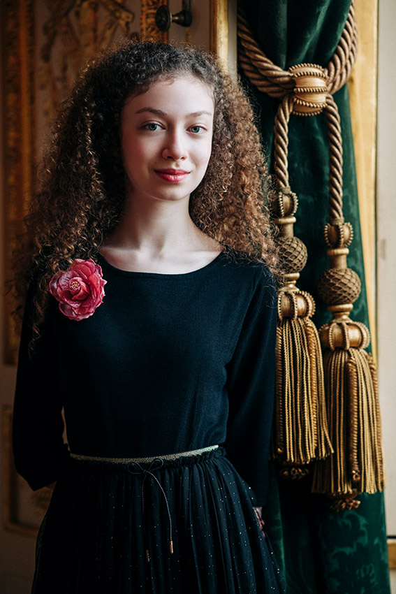 Portraits d'Arielle Beck, jeune prodige de la musique classique ...