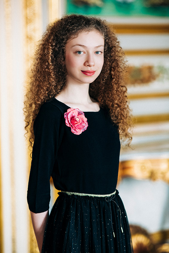 Portraits d'Arielle Beck, jeune prodige de la musique classique ...