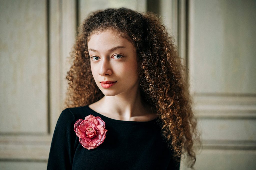Portraits d'Arielle Beck, jeune prodige de la musique classique ...